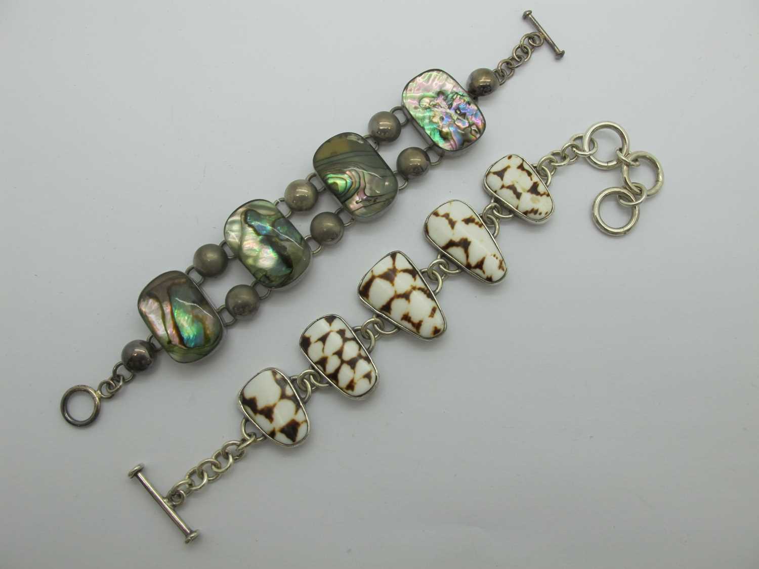 Lot 144 - A Modern Shell Inset Chunky Bracelet, collet