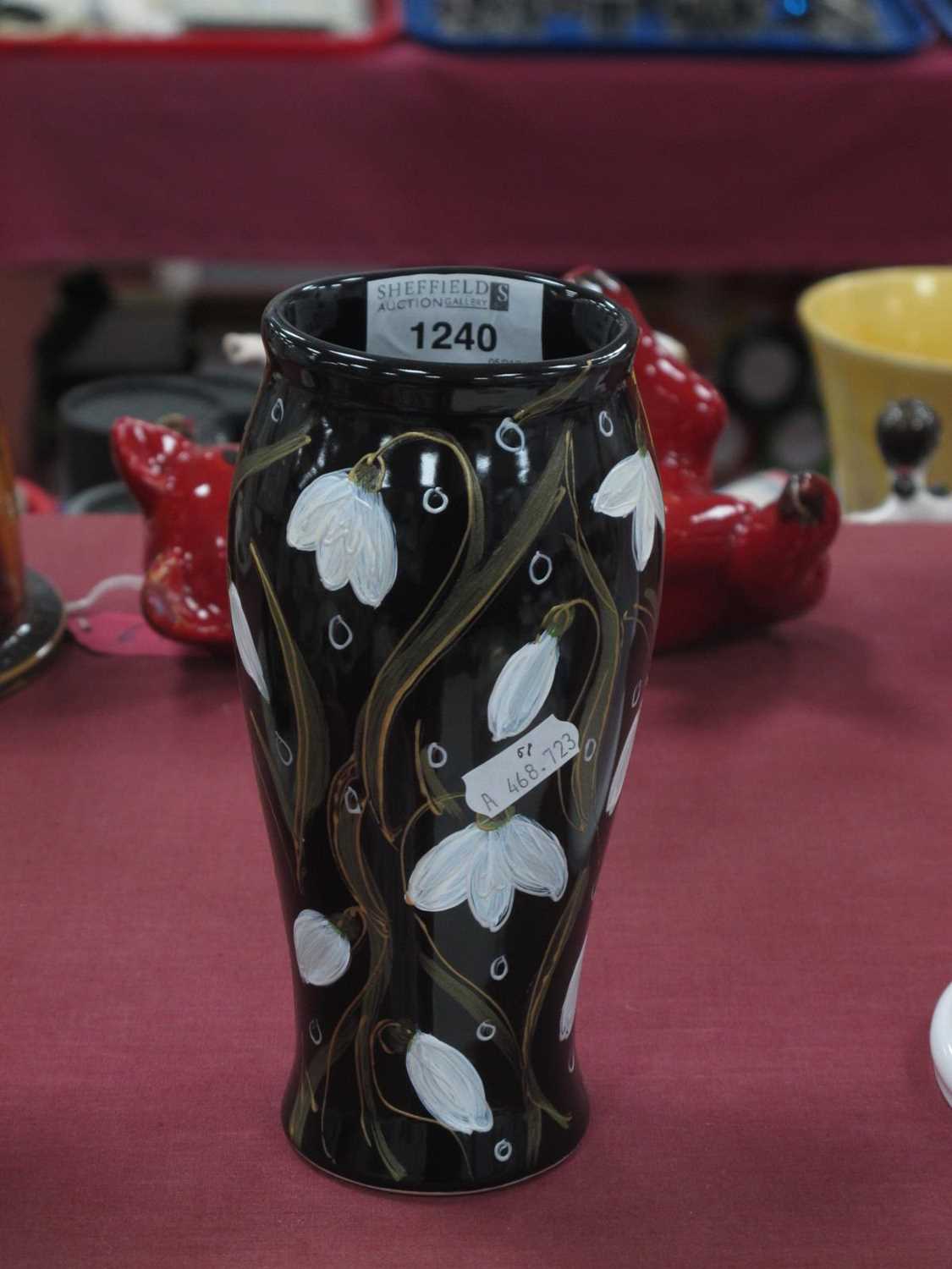 Lot 1240 - An Anita Harris 'Snowdrop' Bella Vase, gold