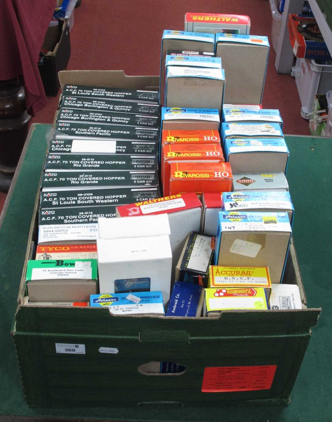 Lot 360 - Forty 'HO' Gauge Boxed U.S.A Outline Items