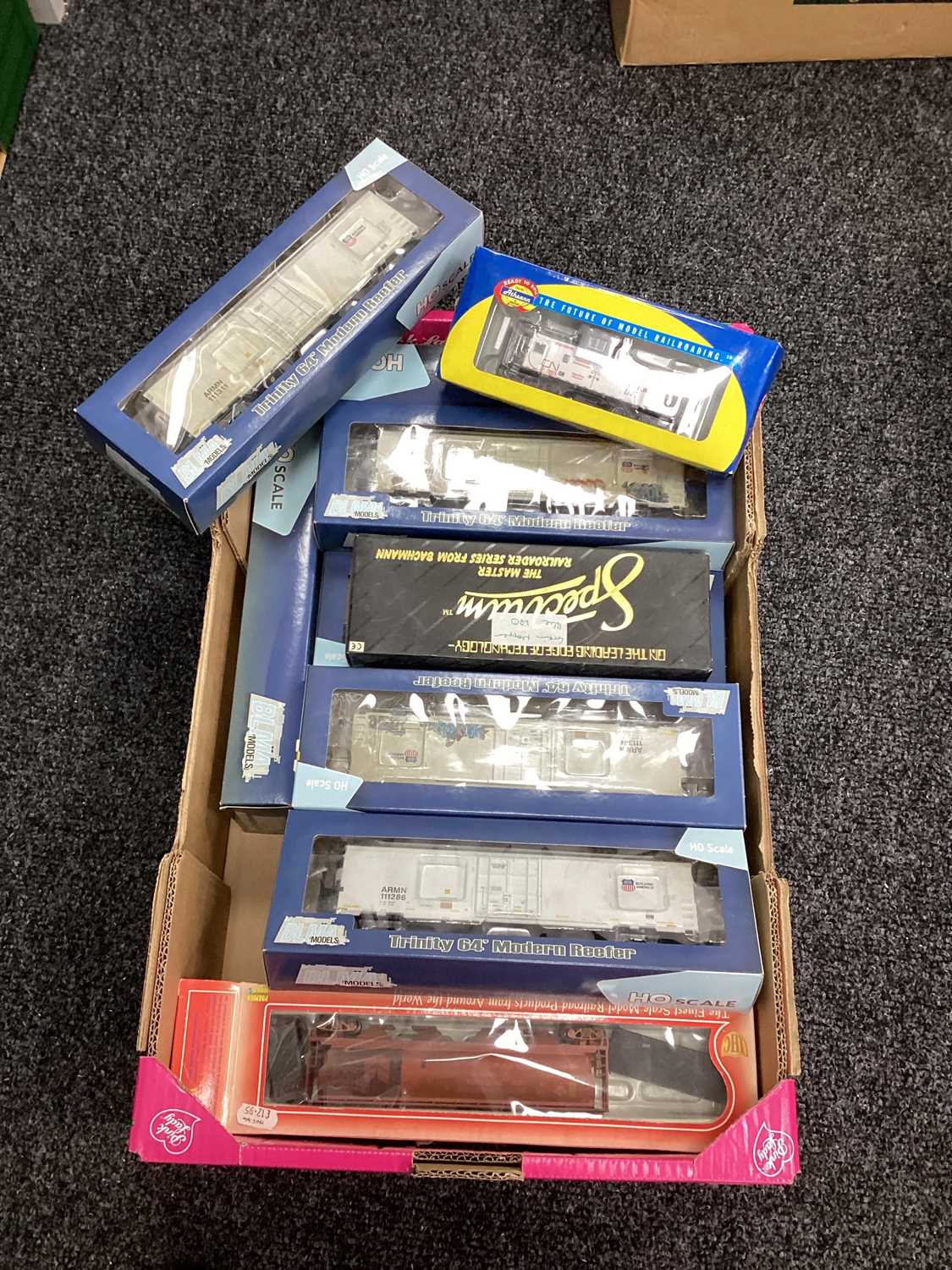Lot 33 - HO gauge American outline rolling stock by
