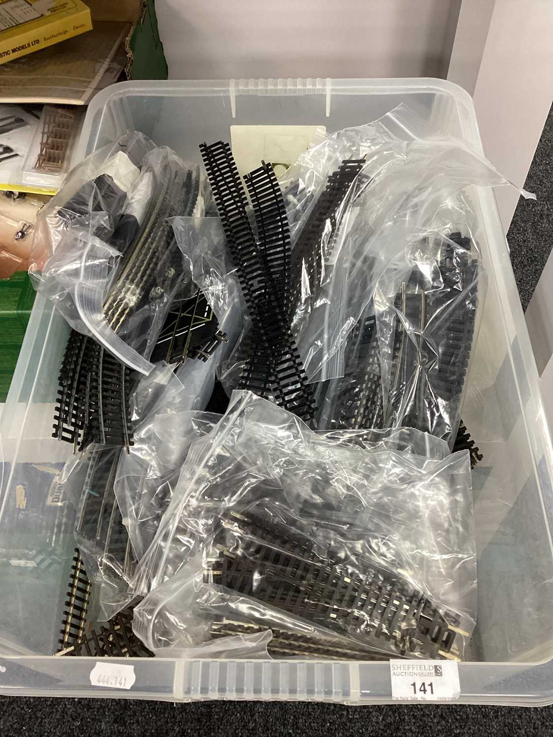 Lot 141 - OO gauge track comprising of points, curved