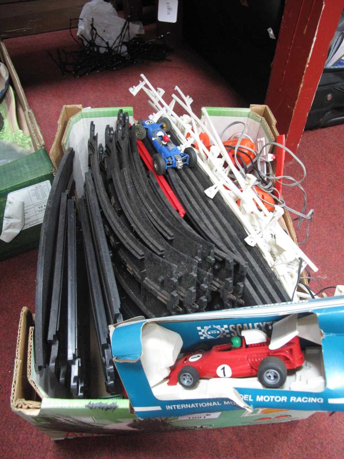 Lot 1091 - Quantity of Vintage Scalextric Items,