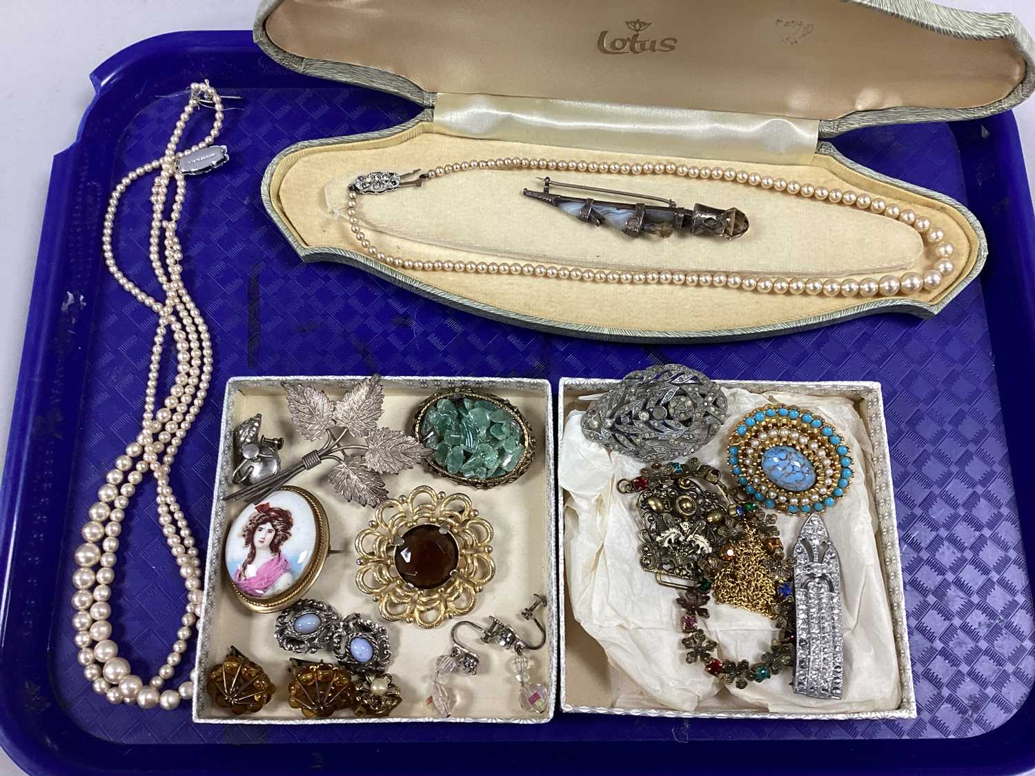 Lot 91 - A Victorian Style Banded Agate Dagger / Dirk