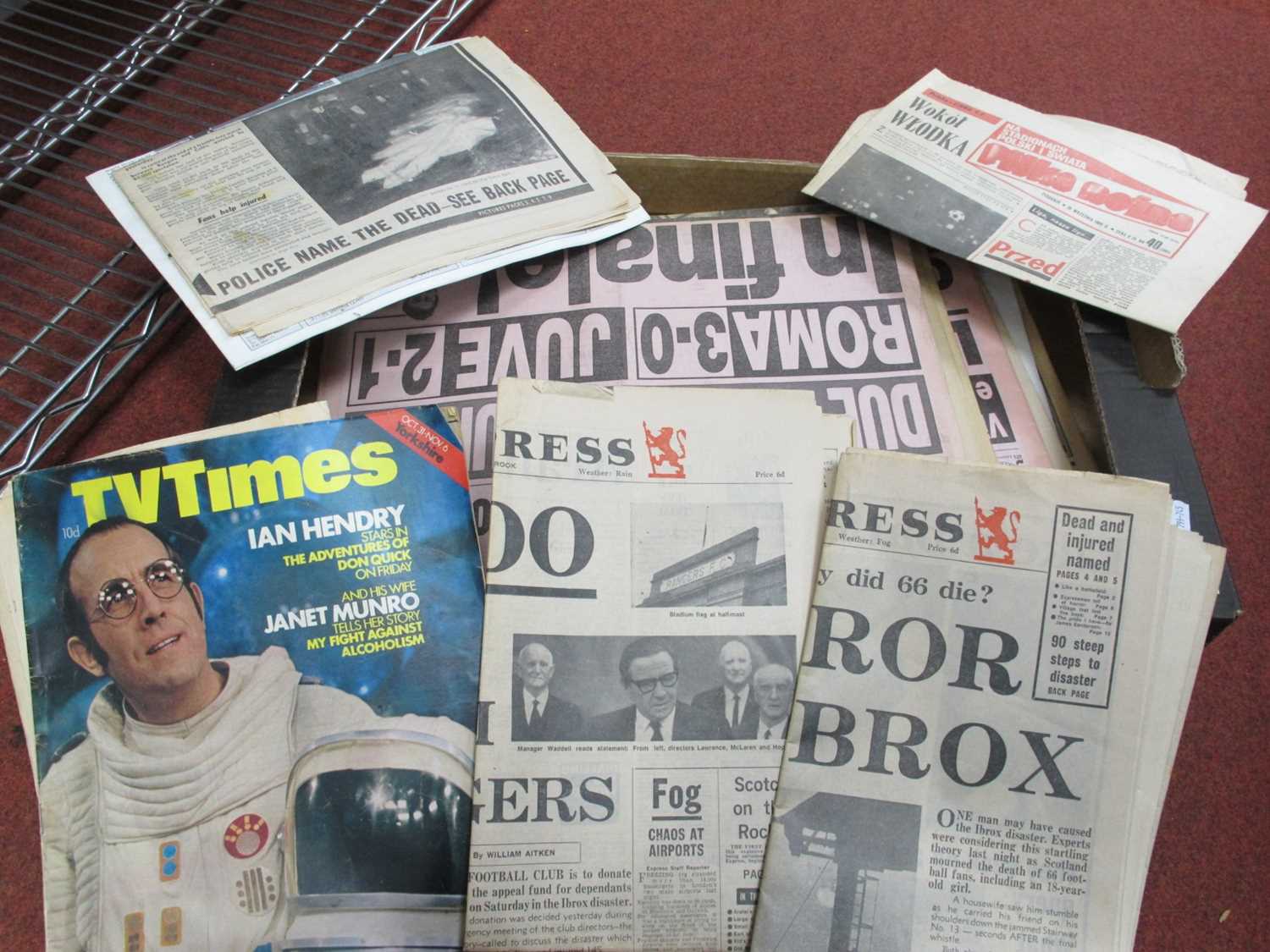 Lot 552 - Newspapers and Newspaper Programmes, include