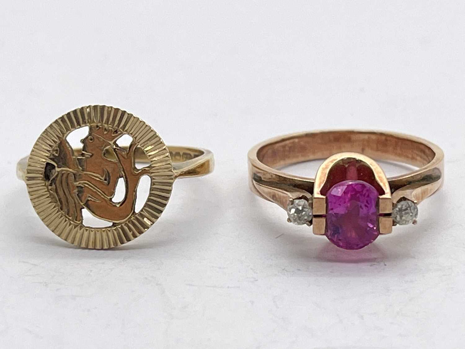 Lot 107 - A 9ct Gold Signet Style Ring, of textured