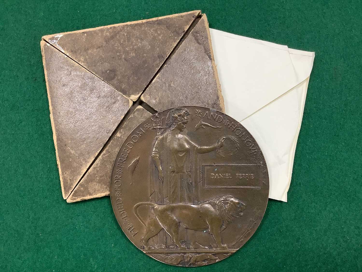 Lot 537 - WWI Memorial Plaque Death Penny, complete