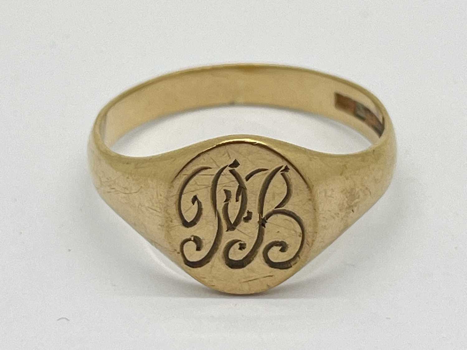 Lot 27 - A 9ct Gold Signet Ring, initialled (finger