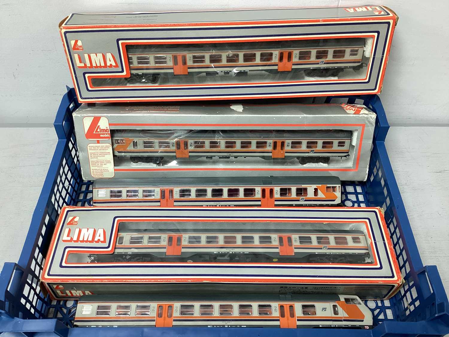 Lot 590 - A Lima HO Scale Five Piece Train FS Livery,