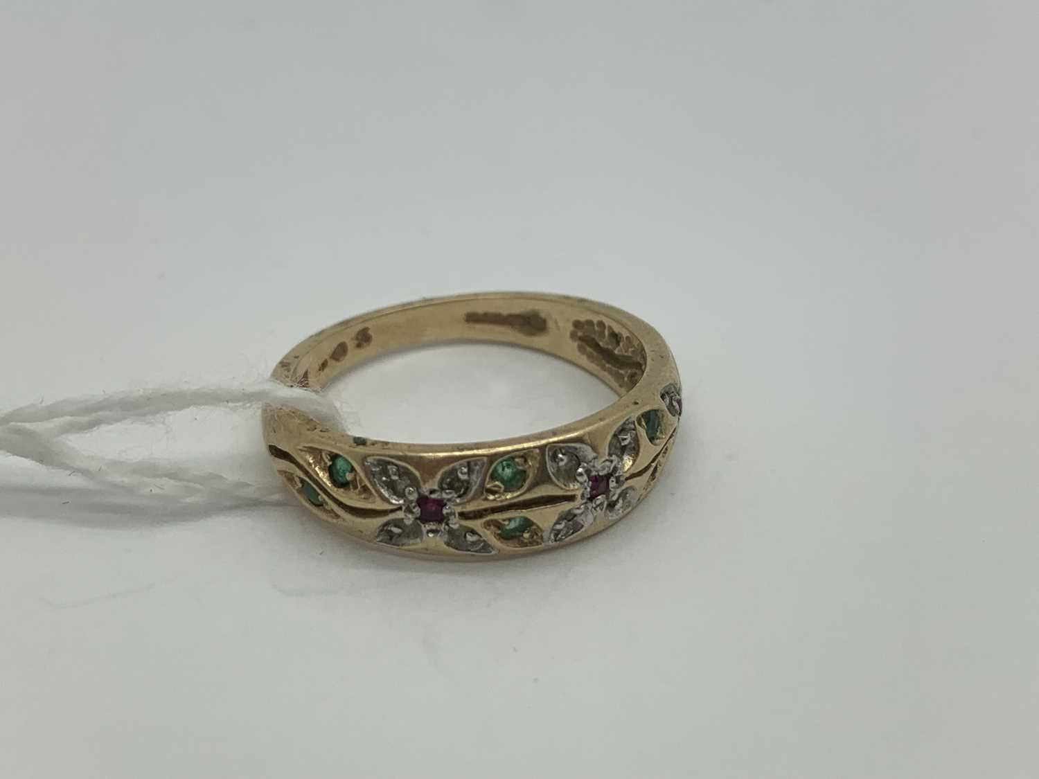 Lot 471 - A 9ct Gold Fancy Dress Ring, of inset