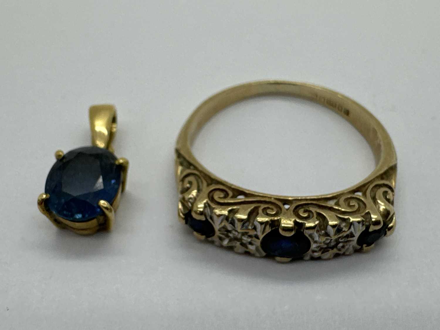 Lot 131 - A 9ct Gold Five Stone Ring, the collet set