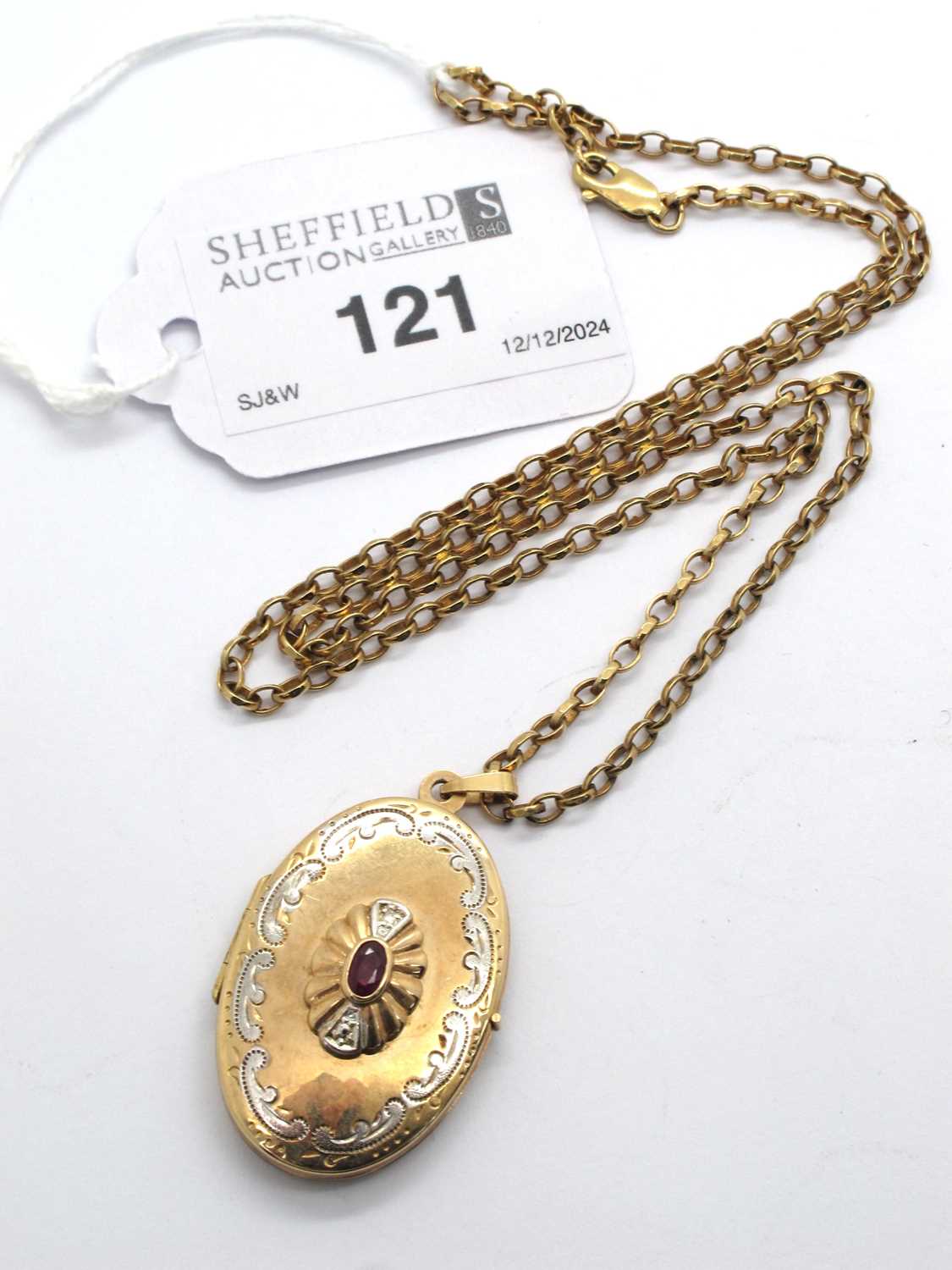 Lot 121 - A Modern 9ct Gold Oval Locket, high relief