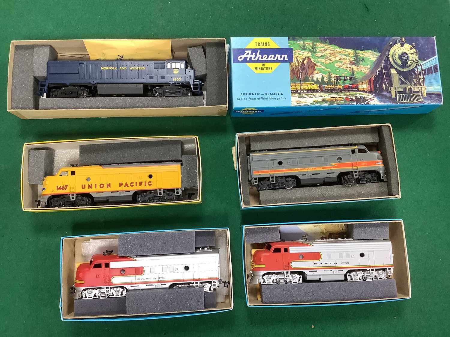 Lot 104 - Five Boxed HO Gauge American Outline