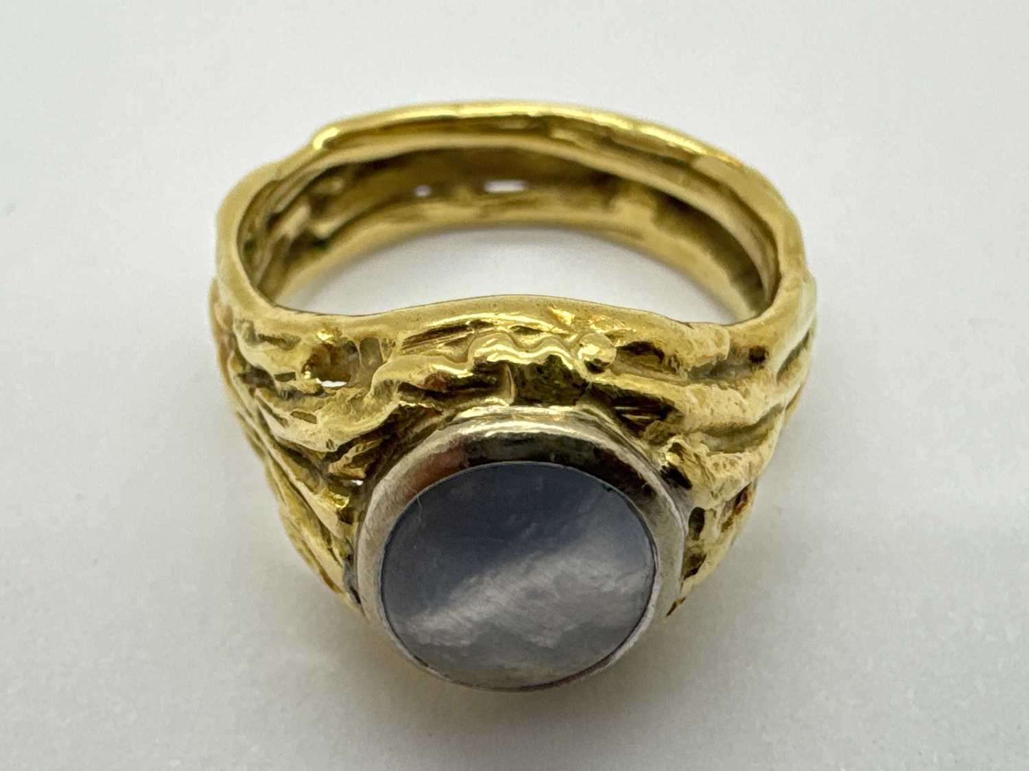 Lot 274 - An 18ct Gold Modernist Style Single Stone