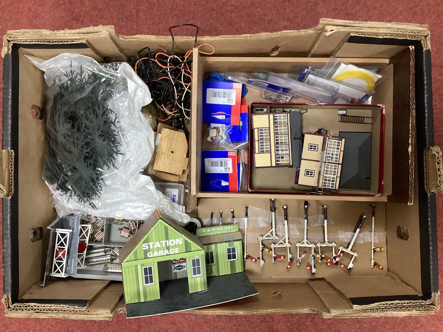 Lot 410 - A Quantity of 'OO'/7mm Model Railway