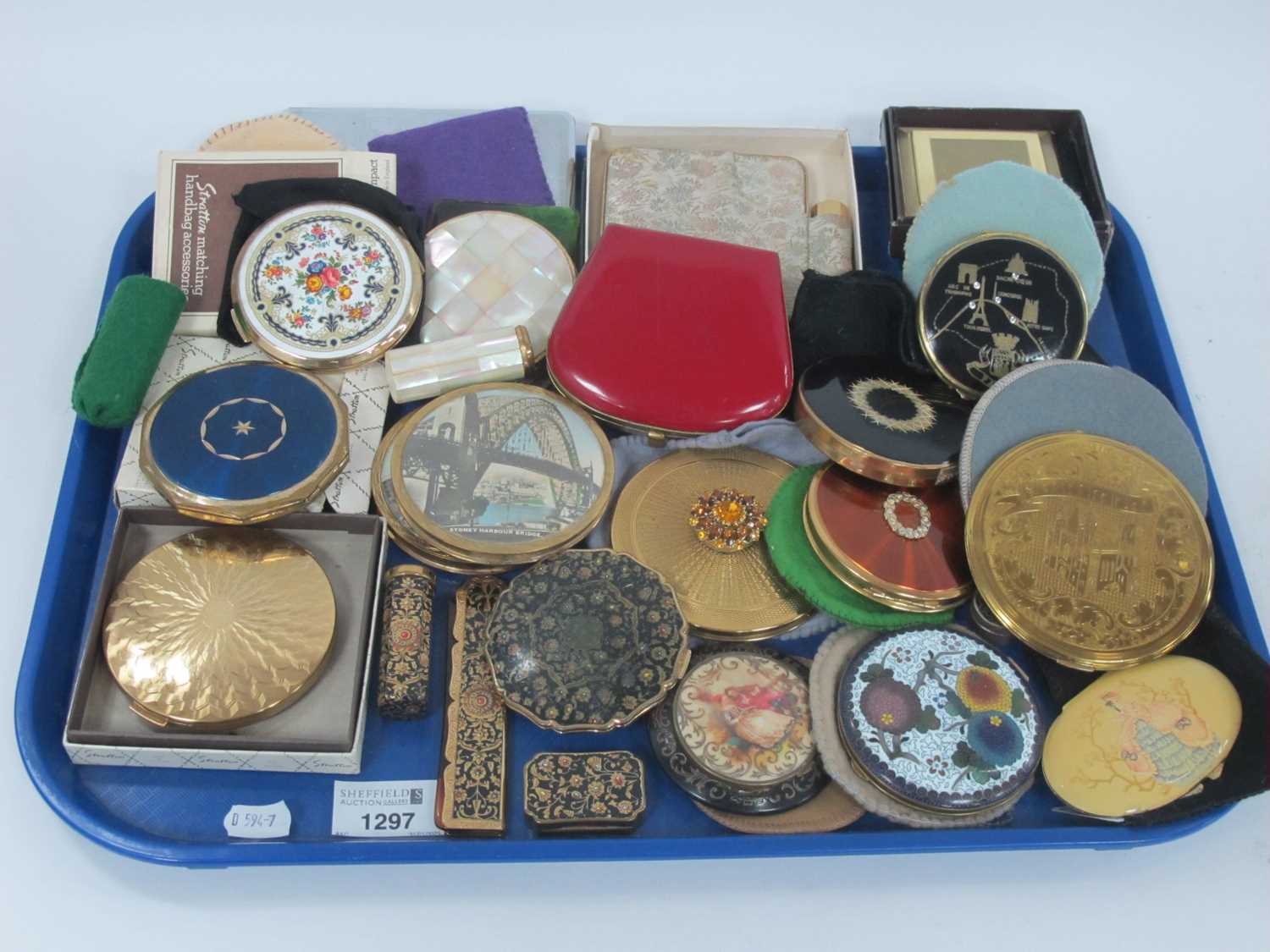 Lot 1297 - A Collection of Vintage Powder Compacts and