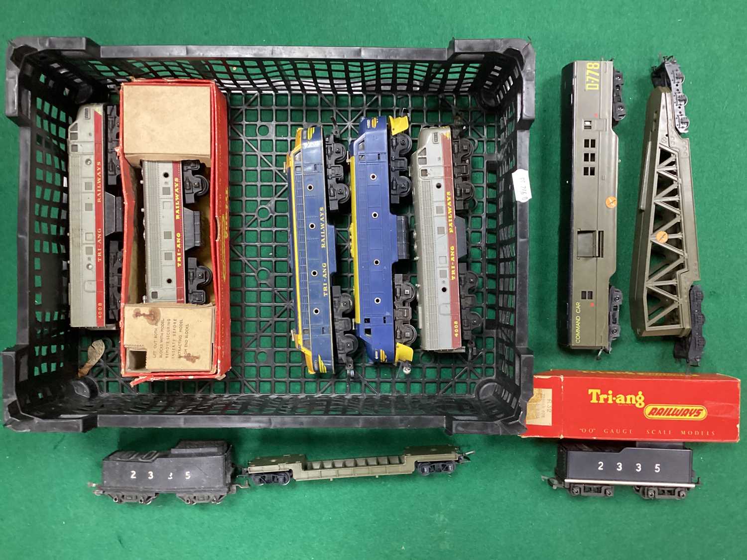 Lot 520 - Five Triang Transcontinental Diesel