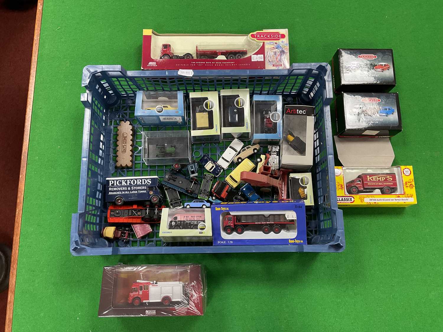 Lot 658 - Approximately twenty-five 00 scale model