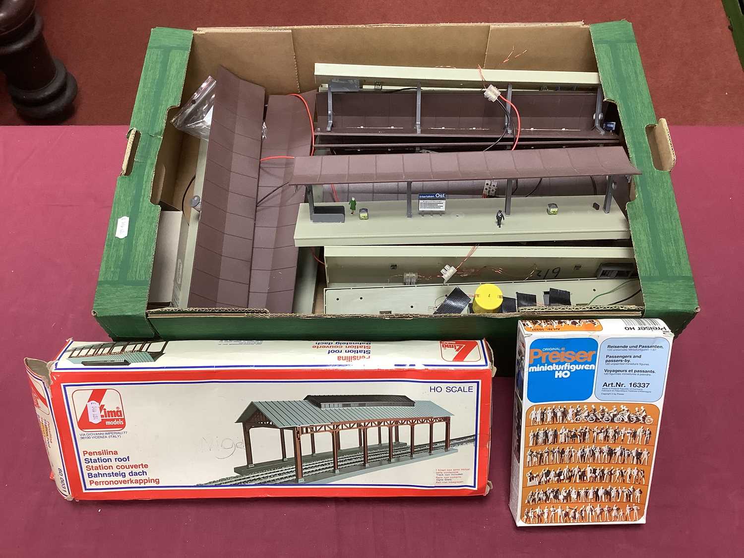 Lot 763 - A Lima HO scale Station Roof kit together