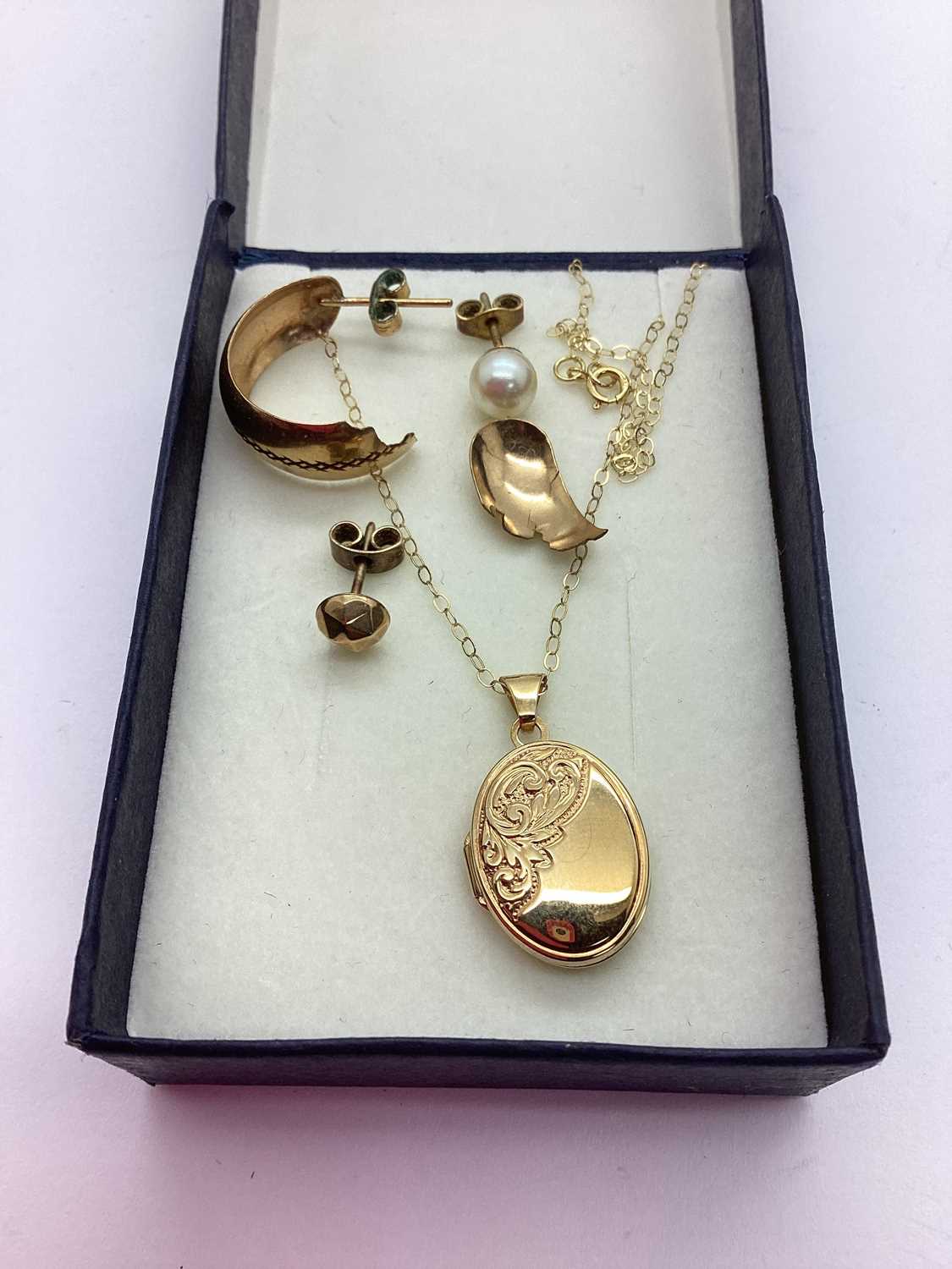 Lot 81 - A Modern 9ct Gold Oval Locket Pendant, with
