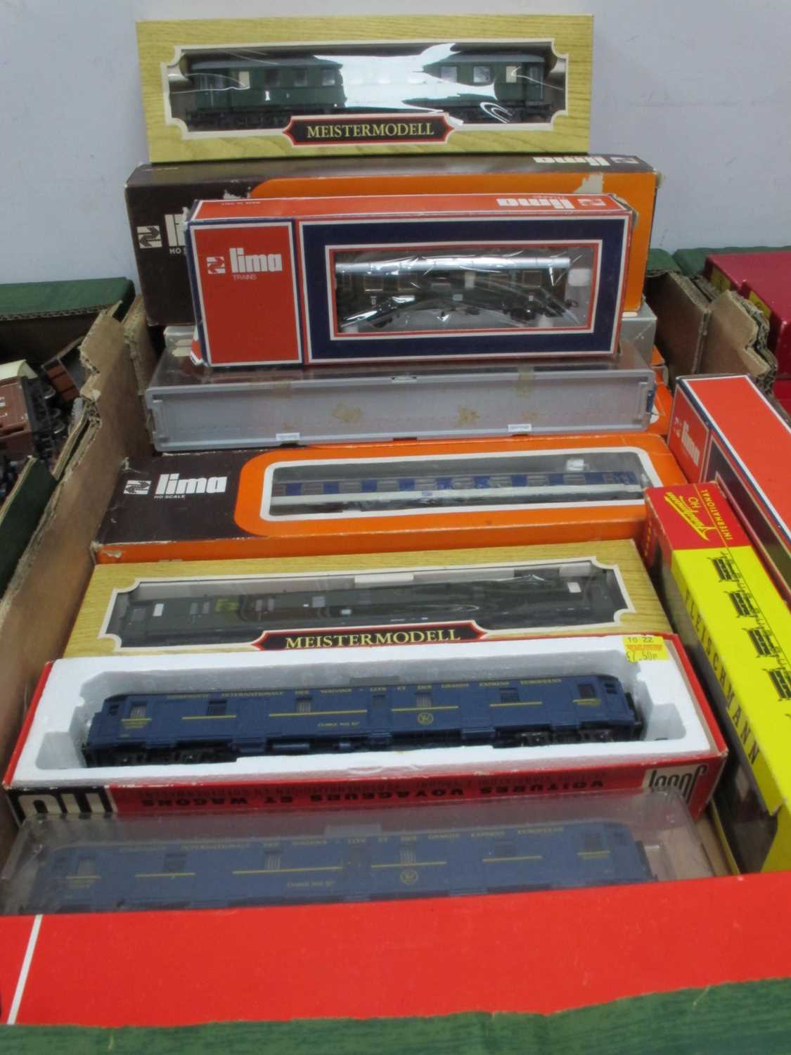 Lot 522 - Fifteen boxed HO scale European coaches and