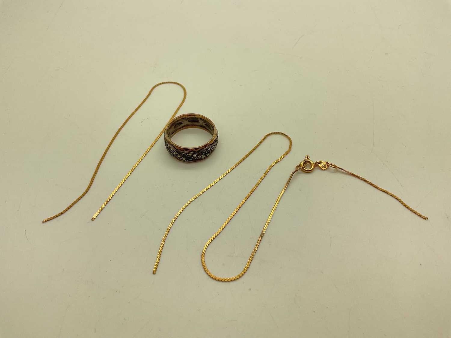 Lot 84 - A Flat Link Chain, stamped "585" "14K",