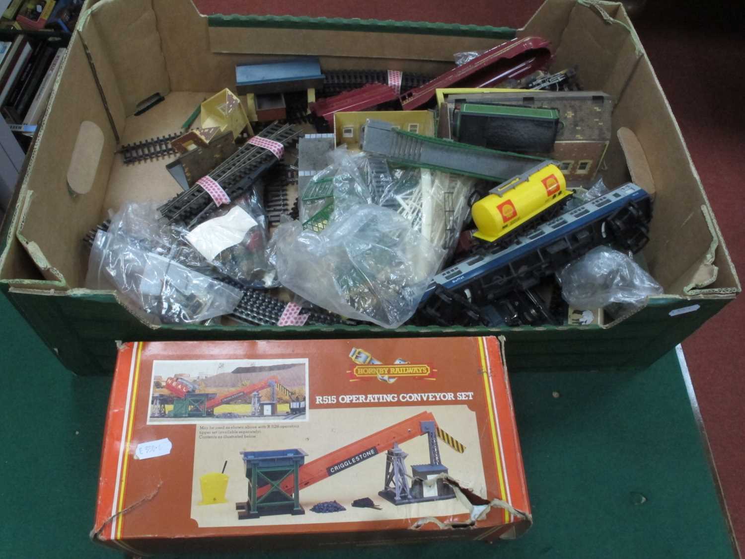 Lot 535 - A Quantity Of OO Gauge Model Railway Items.