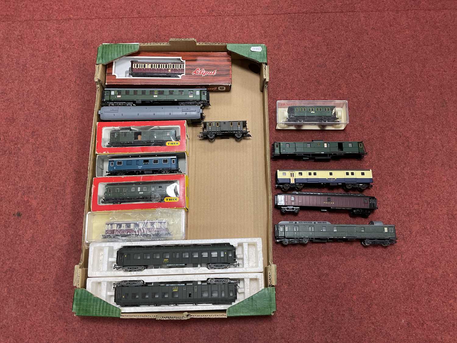 Lot 447 - Approximately fourteen European outline HO