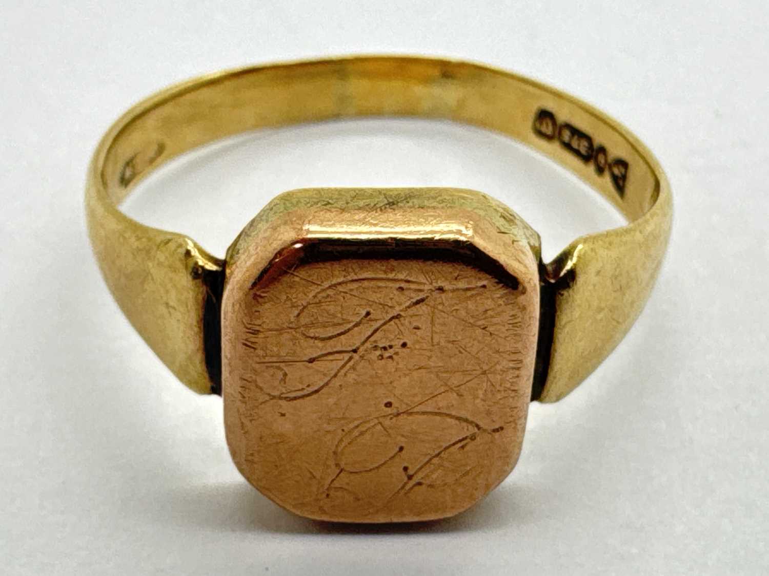 Lot 80 - A 9ct Chester Gold Gent's Signet Ring, the