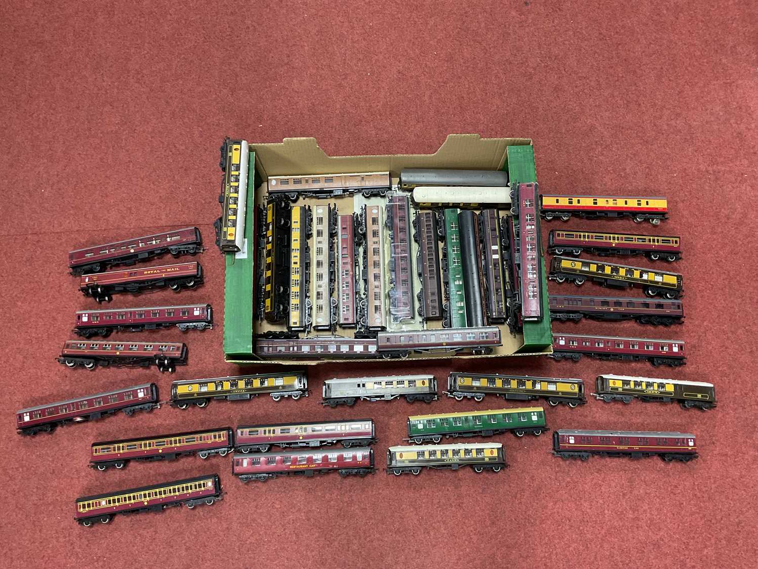 Lot 502 - Approximately forty 00 gauge coaches by