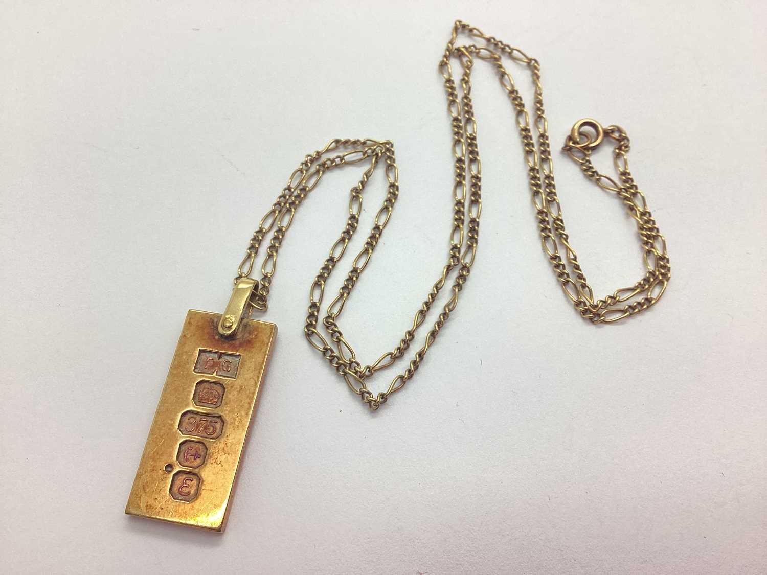 Lot 60 - A 9ct Gold Ingot Pendant, with feature