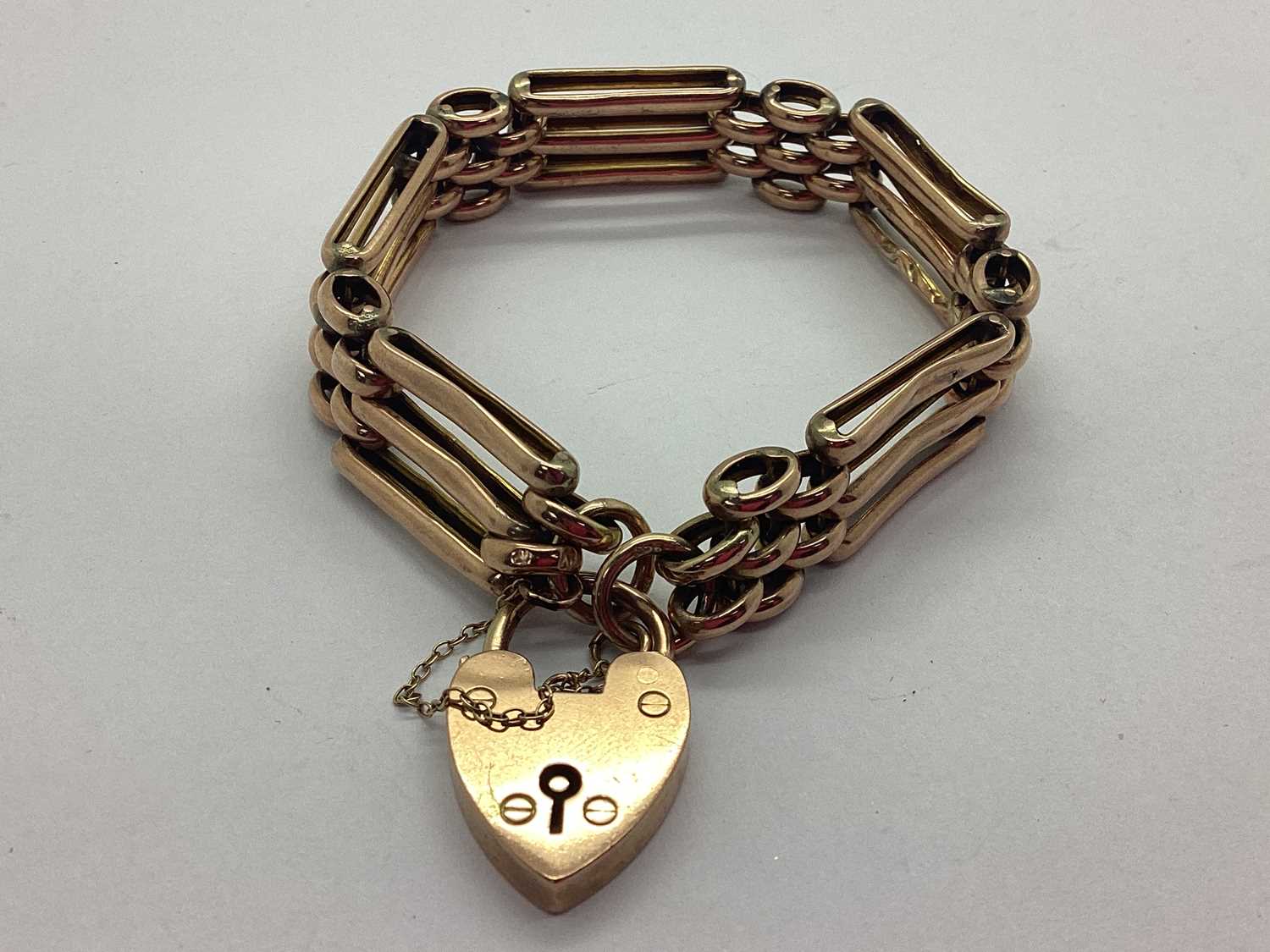 Lot 68 - A Vintage Gate Link Bracelet, to heartshape