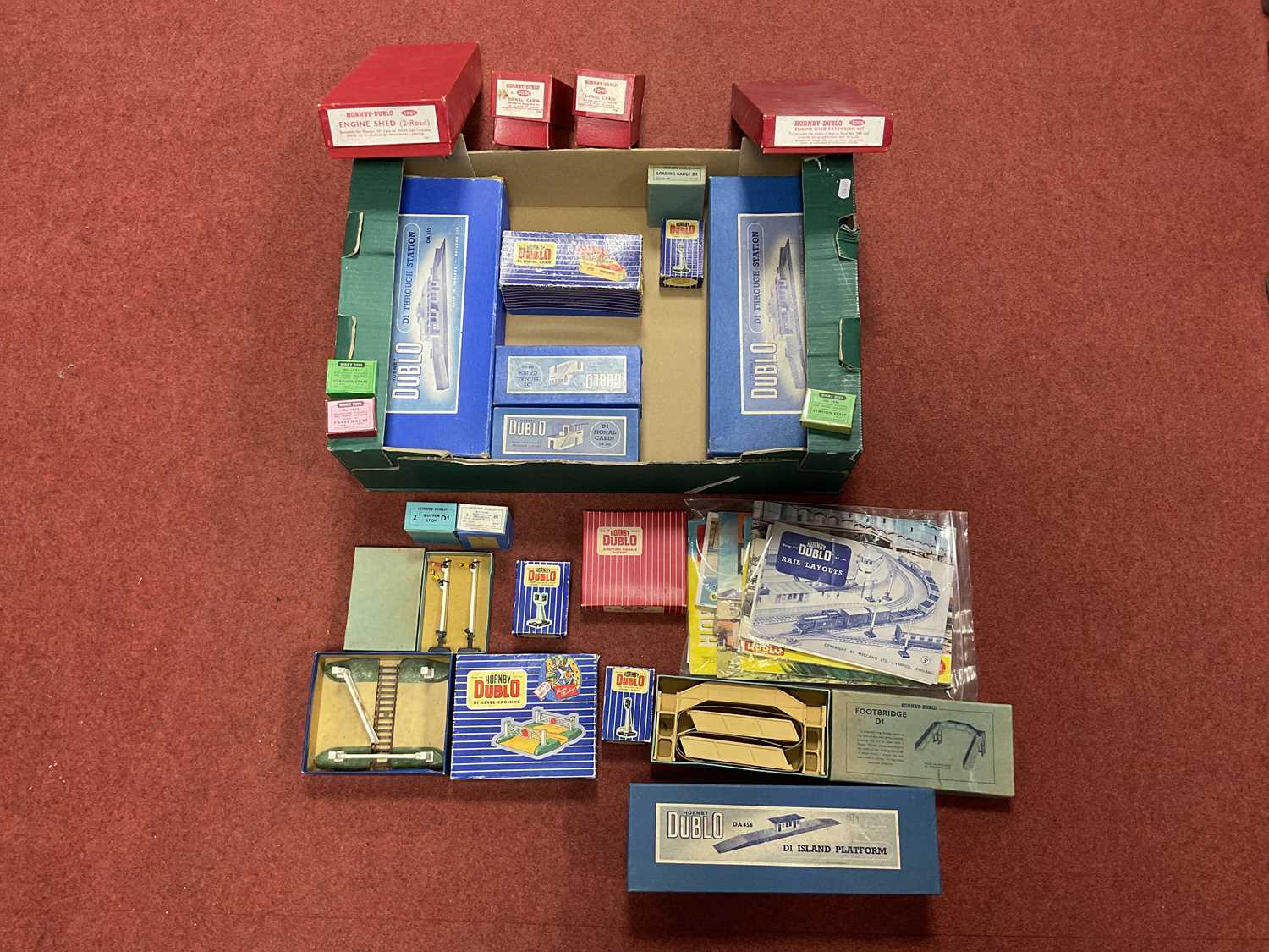 Lot 401 - A collection of boxed Hornby Dublo 00 gauge