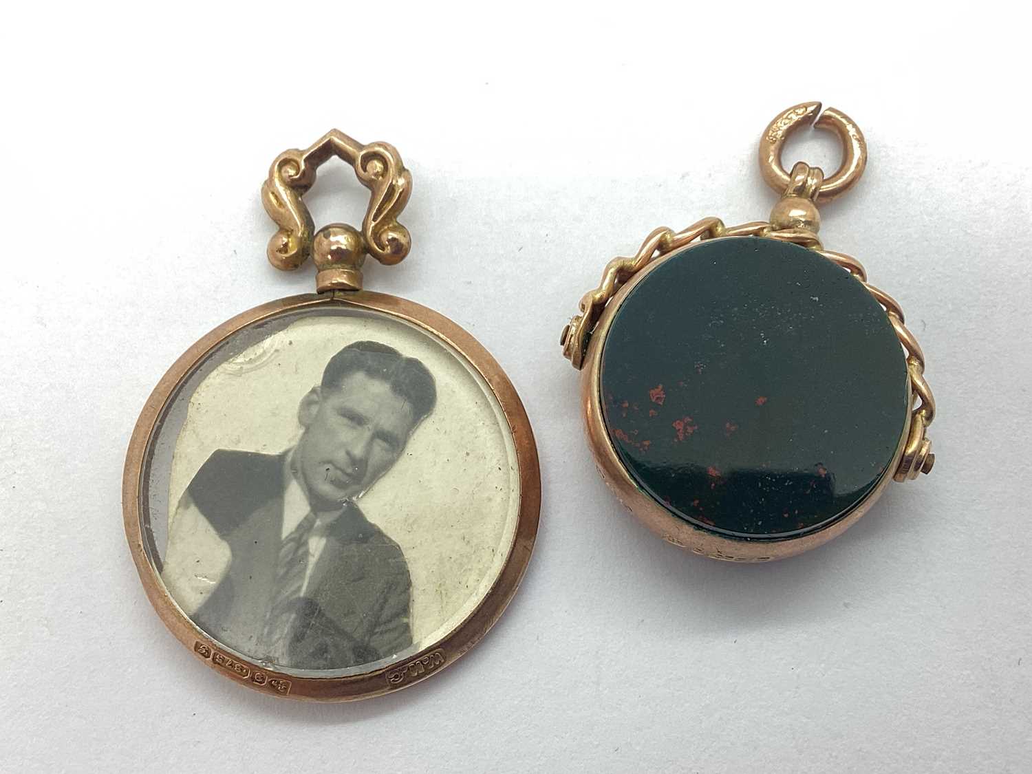 Lot 112 - An Antique 9ct Chester Gold Hardstone