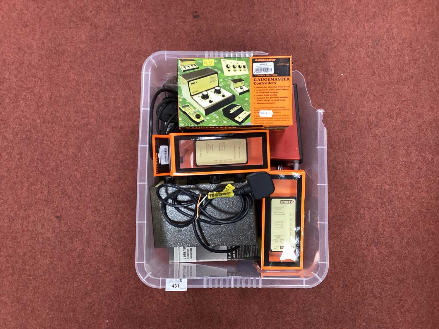 Lot 431 - Fourteen Items of Analogue Track Control
