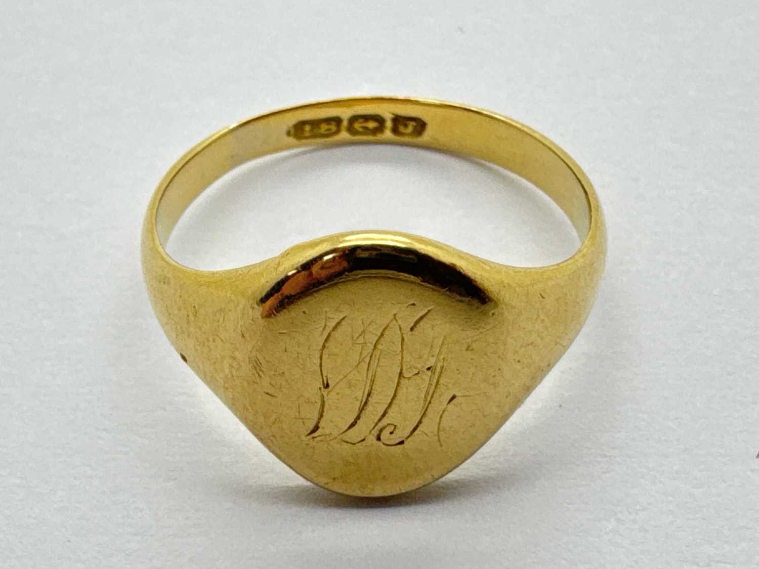 Lot 59 - An 18ct Gold Signet Ring, the oval panel