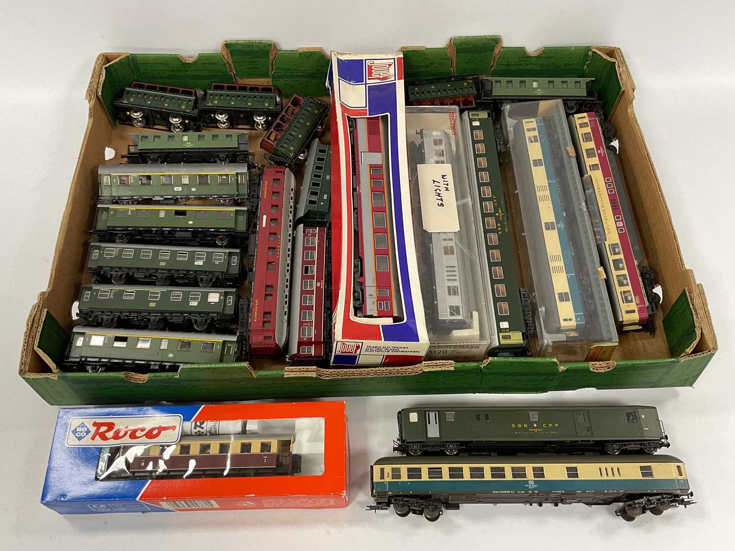 Lot 413 - Approximately twenty-two HO scale European