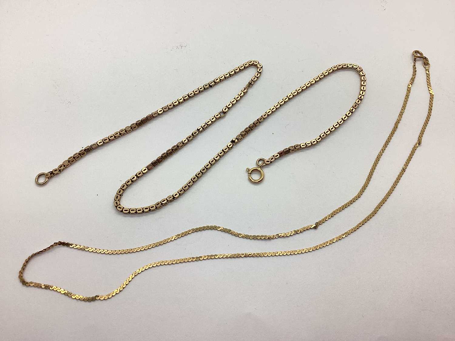 Lot 113 - A Smooth Link Fine Chain, (4.3grams); a